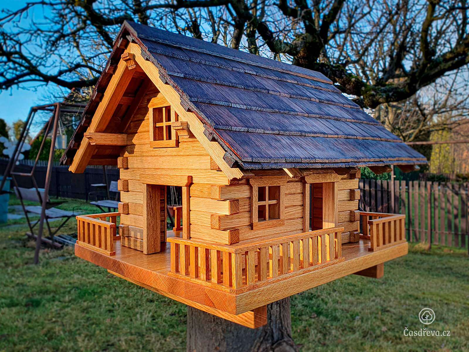 Luxusní krmítko pro ptáky – dubová roubenka - Čas dřeva